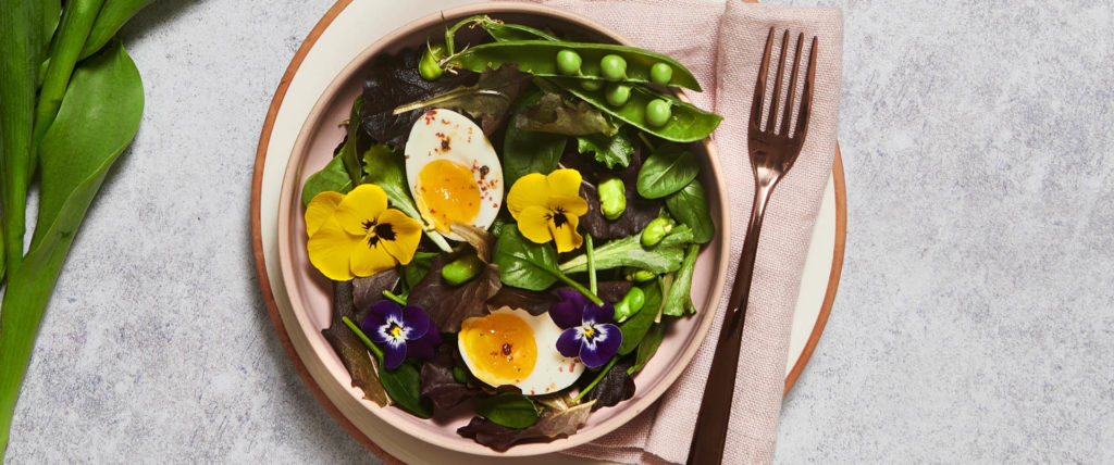 Insalata di misticanza, fiori eduli, piselli, fave e uova barzotte